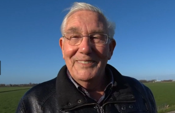 78-jarige held redt vrouw uit de ijskoude sloot: "ik hield haar hoofd ...